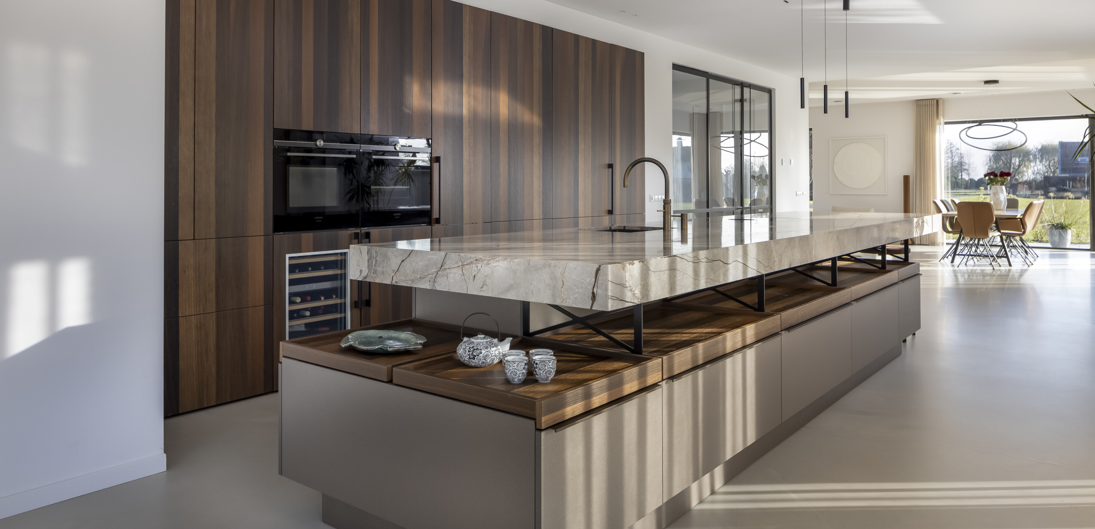 Moderne keuken met indrukwekkend kookeiland | Studio Schot